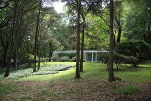 Philip Johnson's Booth House: A Modest Precursor to the Glass House ...