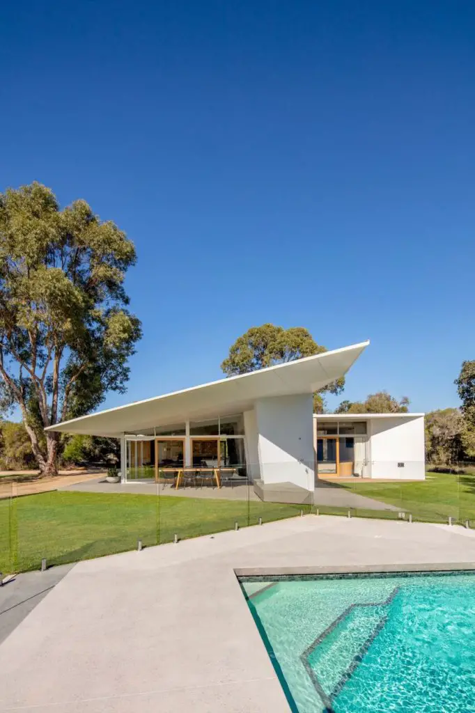A Modernist Home in Australia Designed To Fit Into Its Surroundings ...