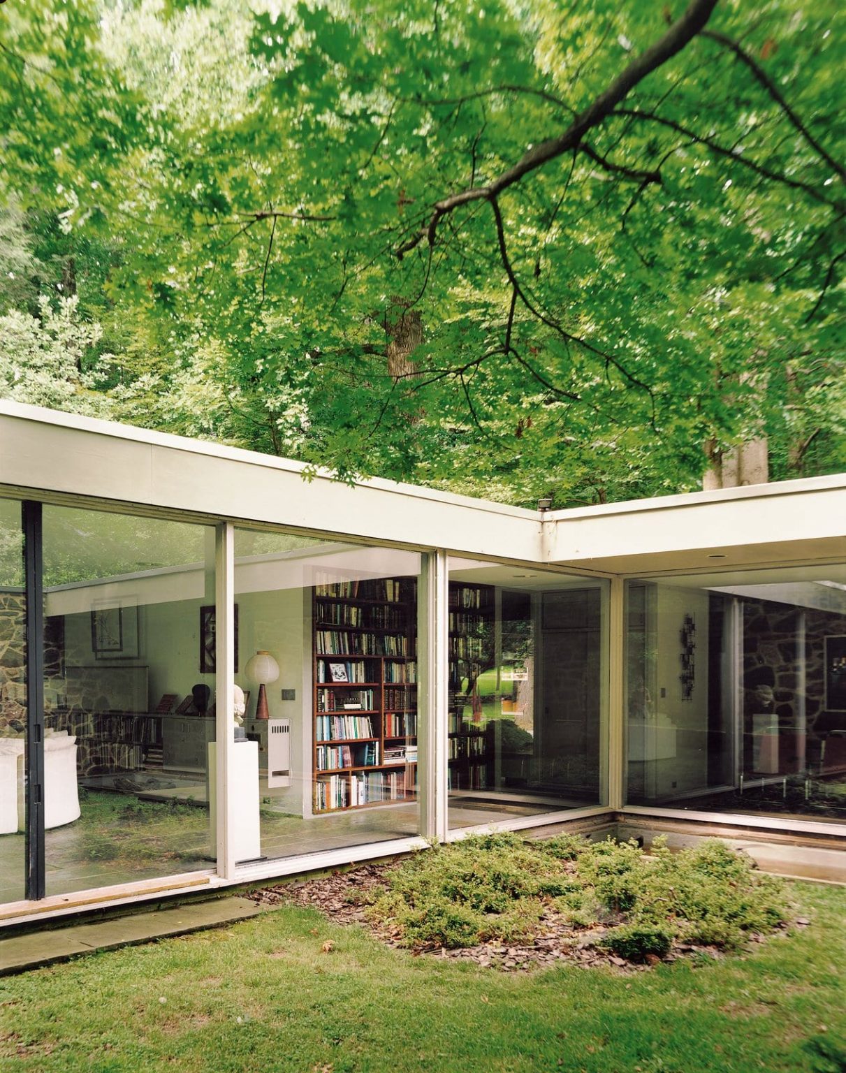 Marcel Breuer’s Hooper House II Effortlessly Connects Inside and ...