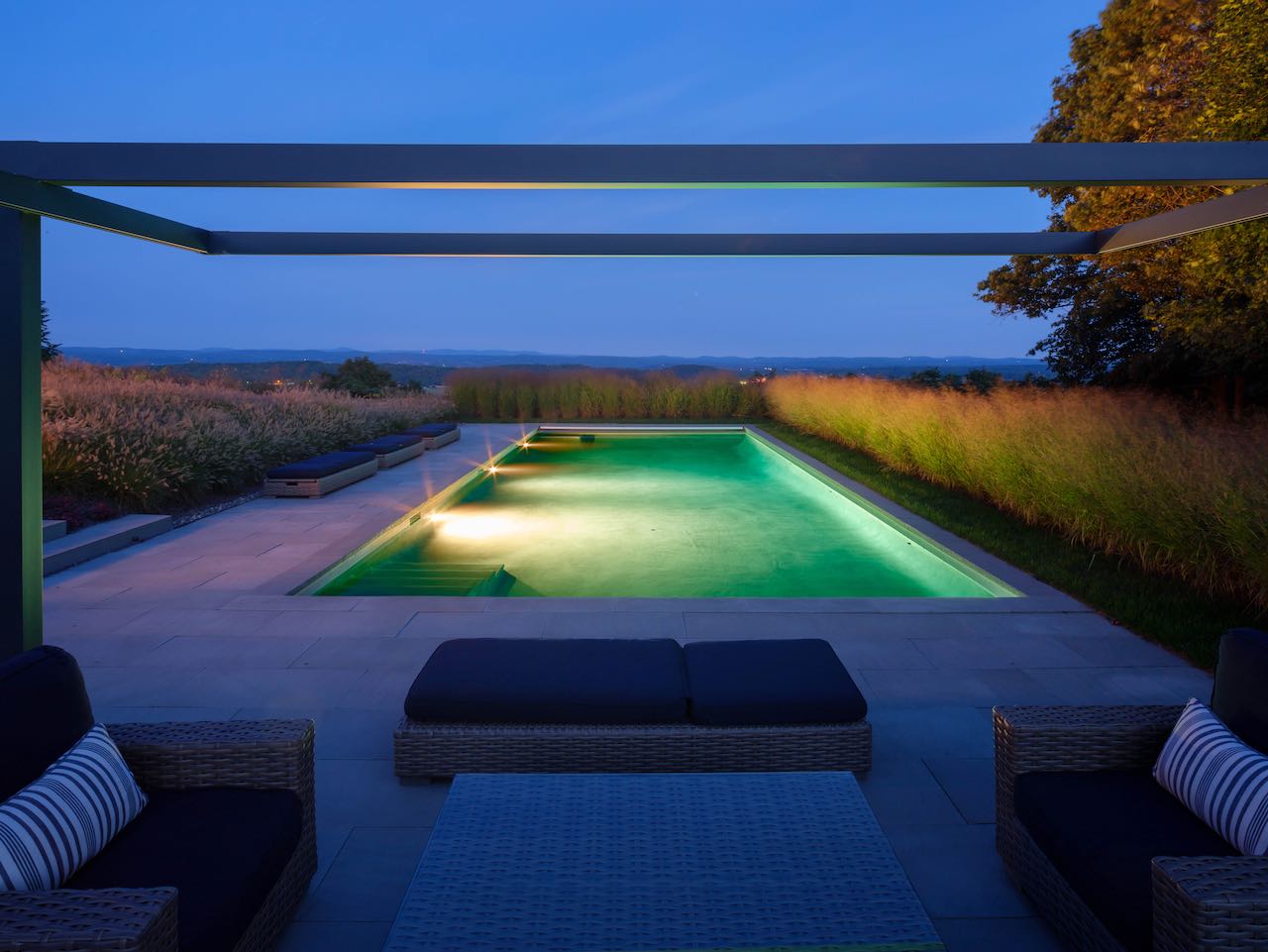 A Low Landscape Design Parallels the Mount Merino Modern Retreat - Mid ...