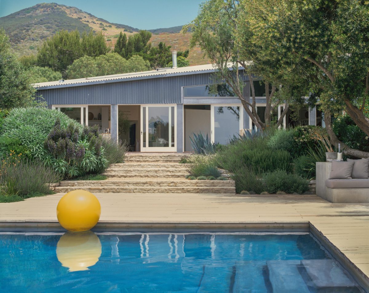 The Oscar Niemeyer Das Canoas House Is a Perfect Example of Organic ...