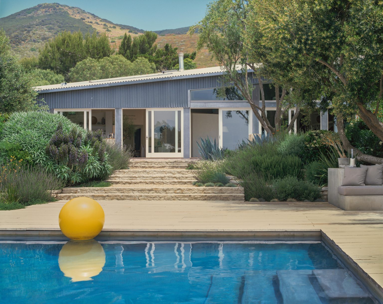 The Oscar Niemeyer Das Canoas House Is a Perfect Example of Organic ...