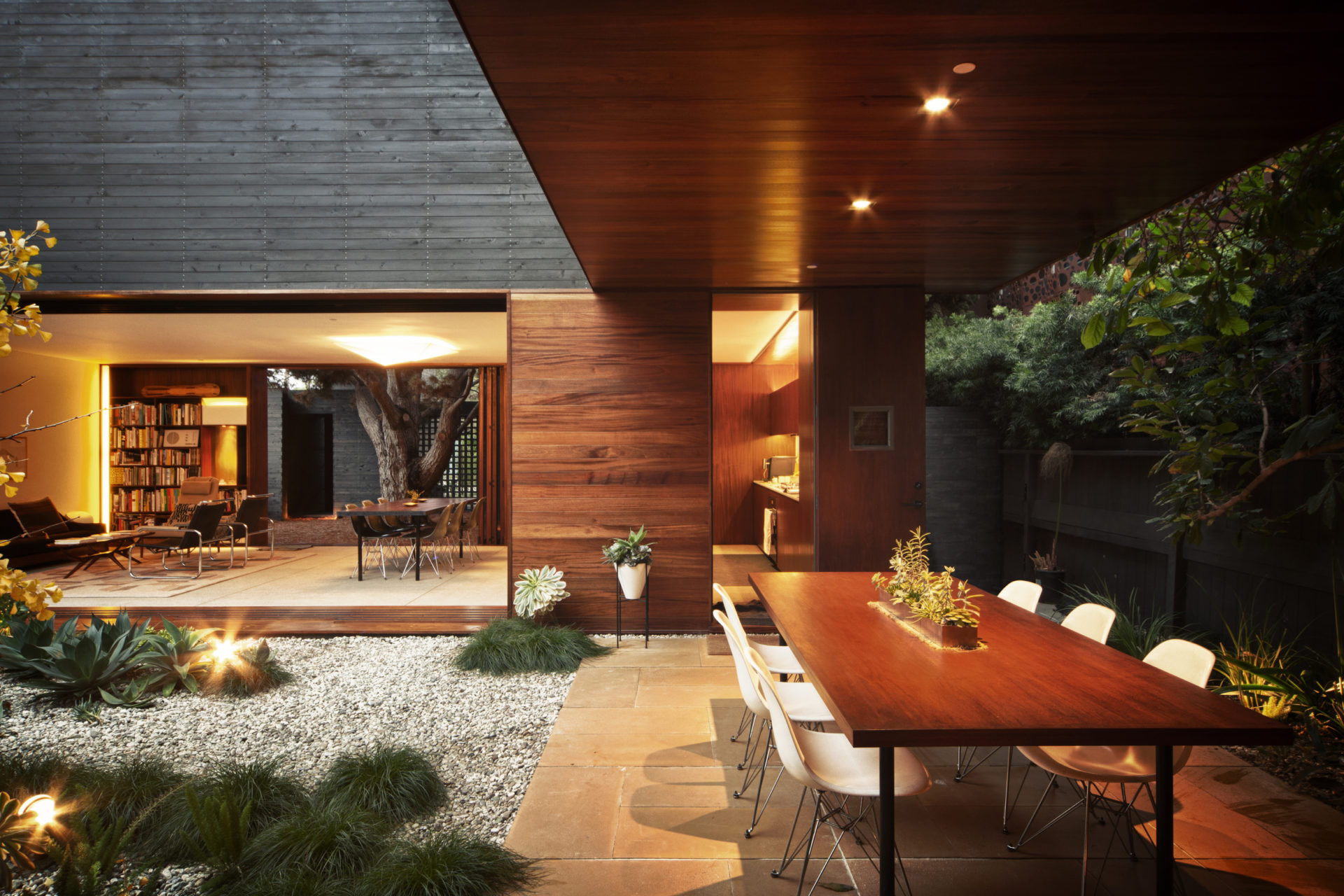 Indoor/Outdoor Living Finds Perfect Balance in the Venice House - Mid ...