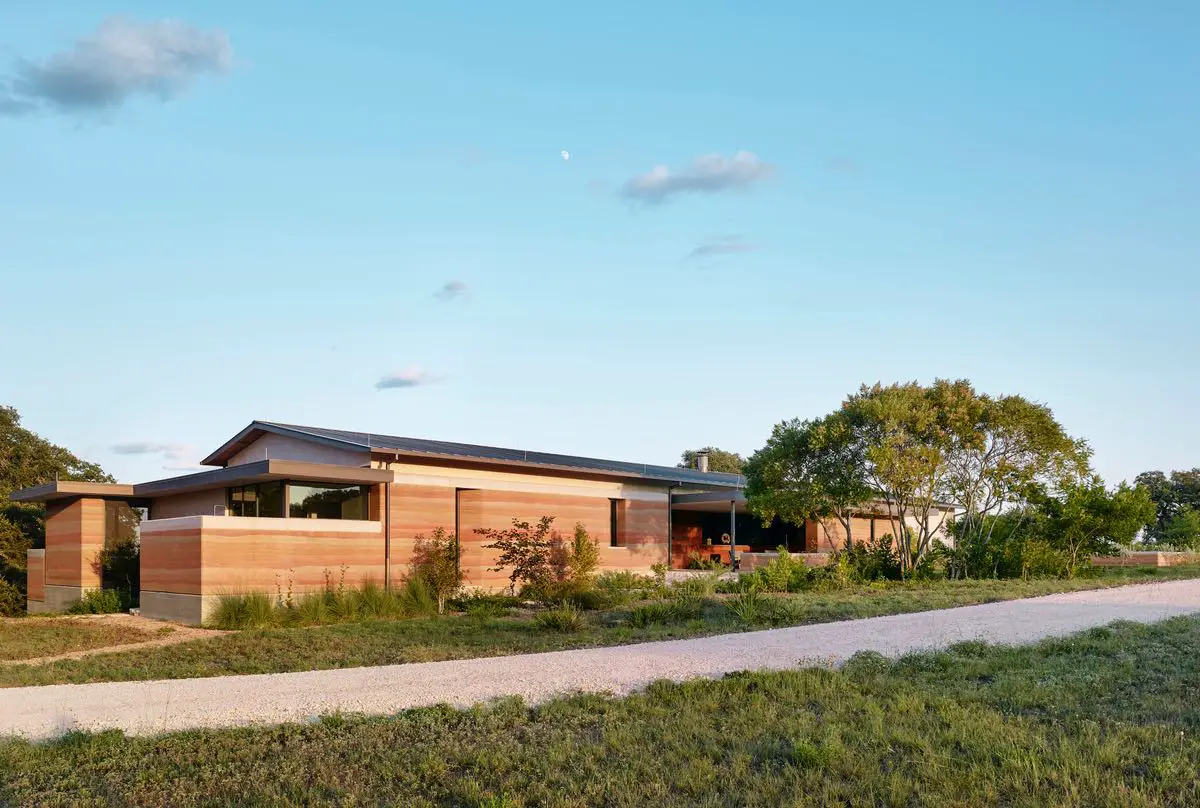 A Modern Ranch Mimics its Landscape in Texas Hill Country - Mid Century ...