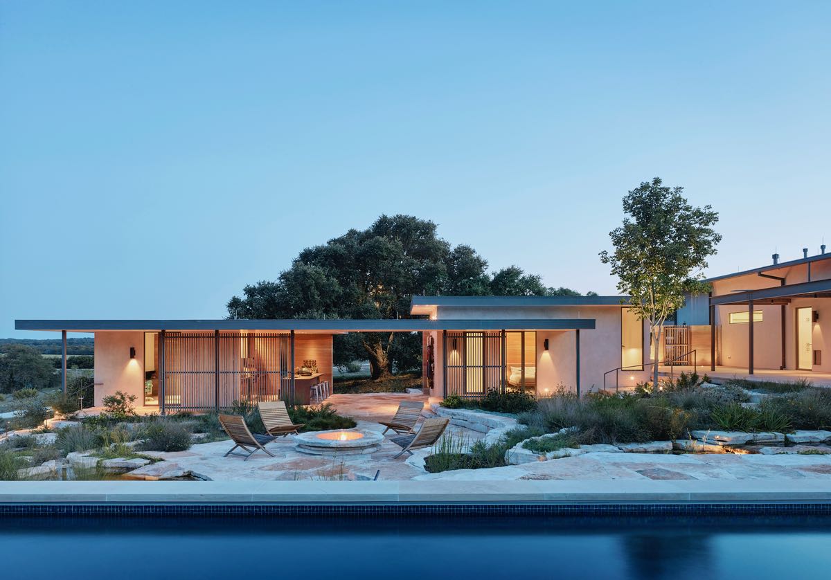 A Modern Ranch Mimics its Landscape in Texas Hill Country - Mid Century ...