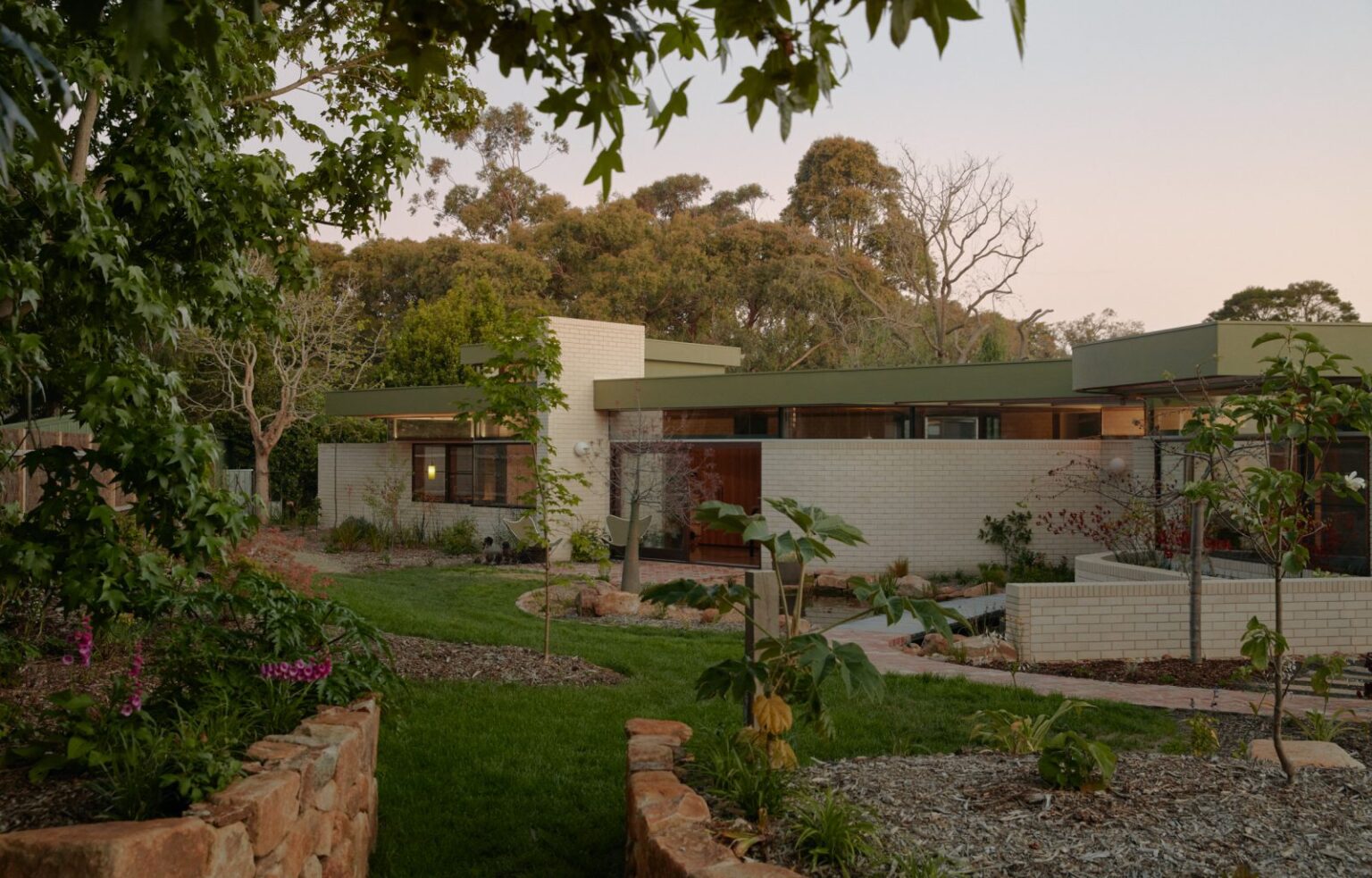 The Oscar Niemeyer Das Canoas House Is a Perfect Example of Organic ...