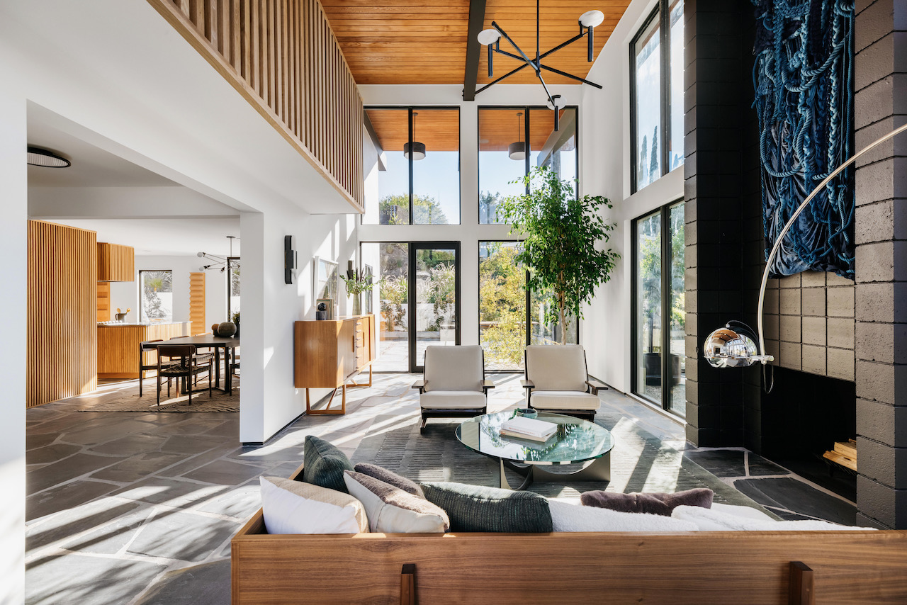 A Post and Beam Renovation Meshing Midcentury Architecture with Forward ...