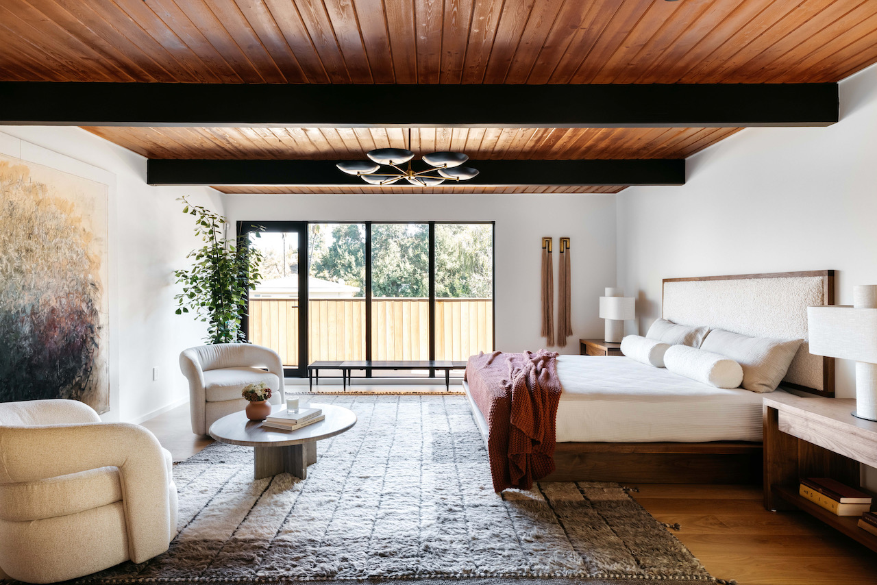 A Post and Beam Renovation Meshing Midcentury Architecture with Forward ...