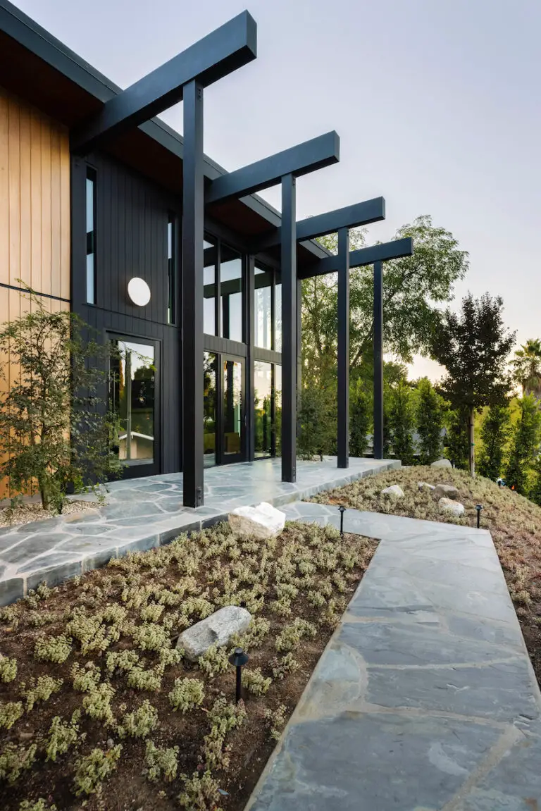 A Post and Beam Renovation Meshing Midcentury Architecture with Forward ...