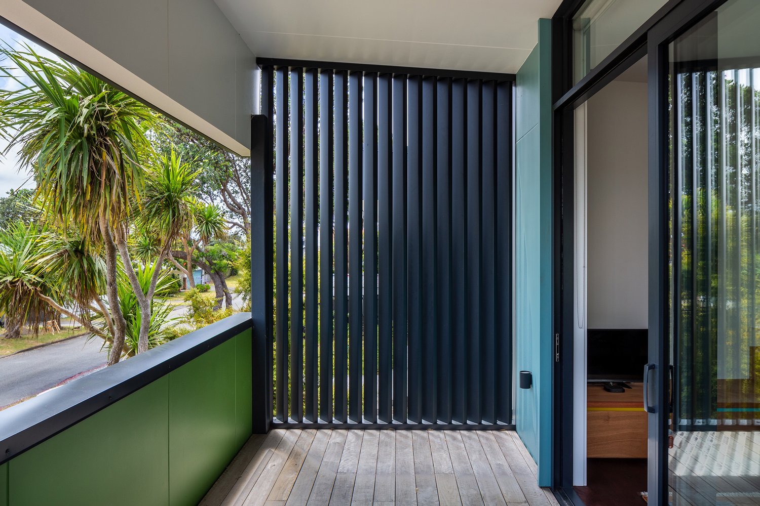 A Modern House Designed to Enjoy Sunlight All Day - Mid Century Home