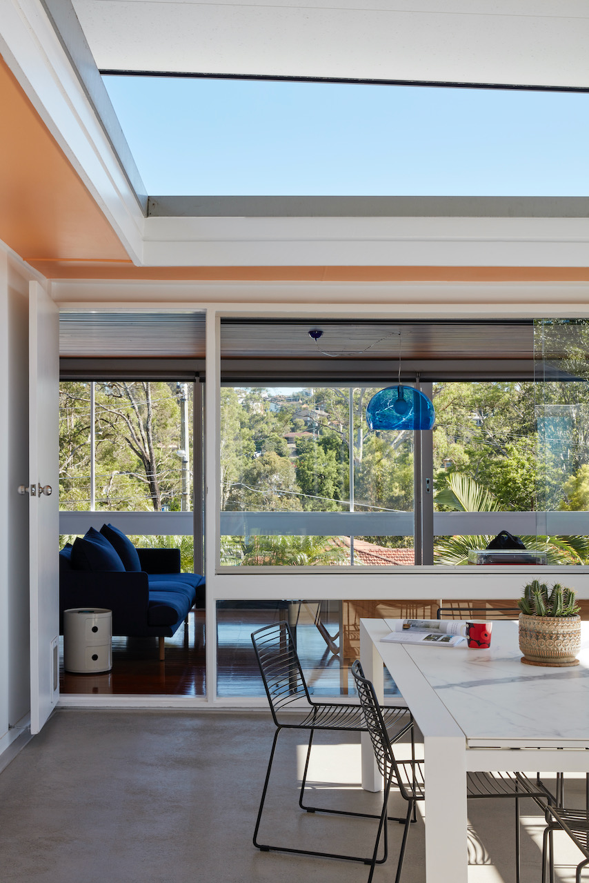 This Mid-Century Renovation Preserves Its Iconic Floating Box Design ...