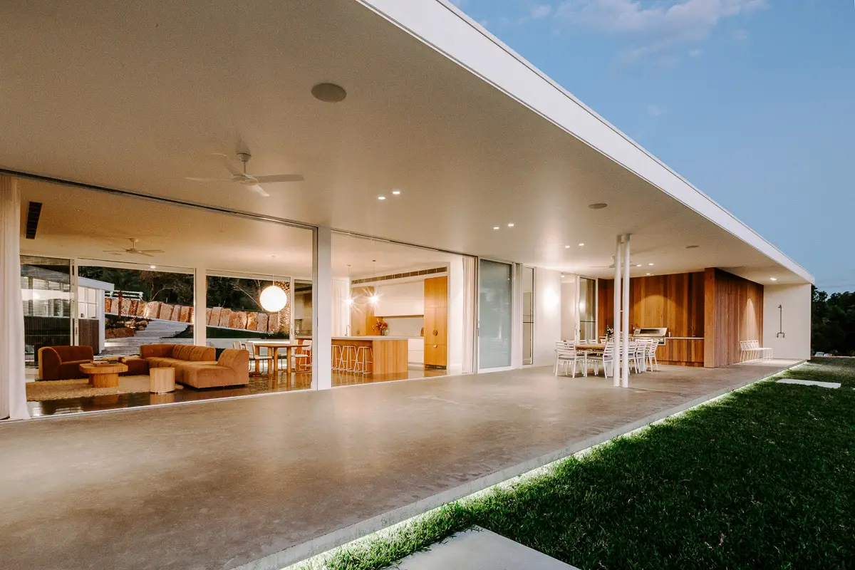 Modernist Horizontal Lines Accentuate a Floating Roof on this ...